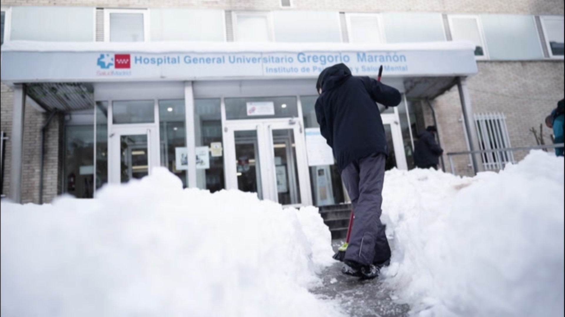 City residents clear hospital entrances after snow | newswest9.com