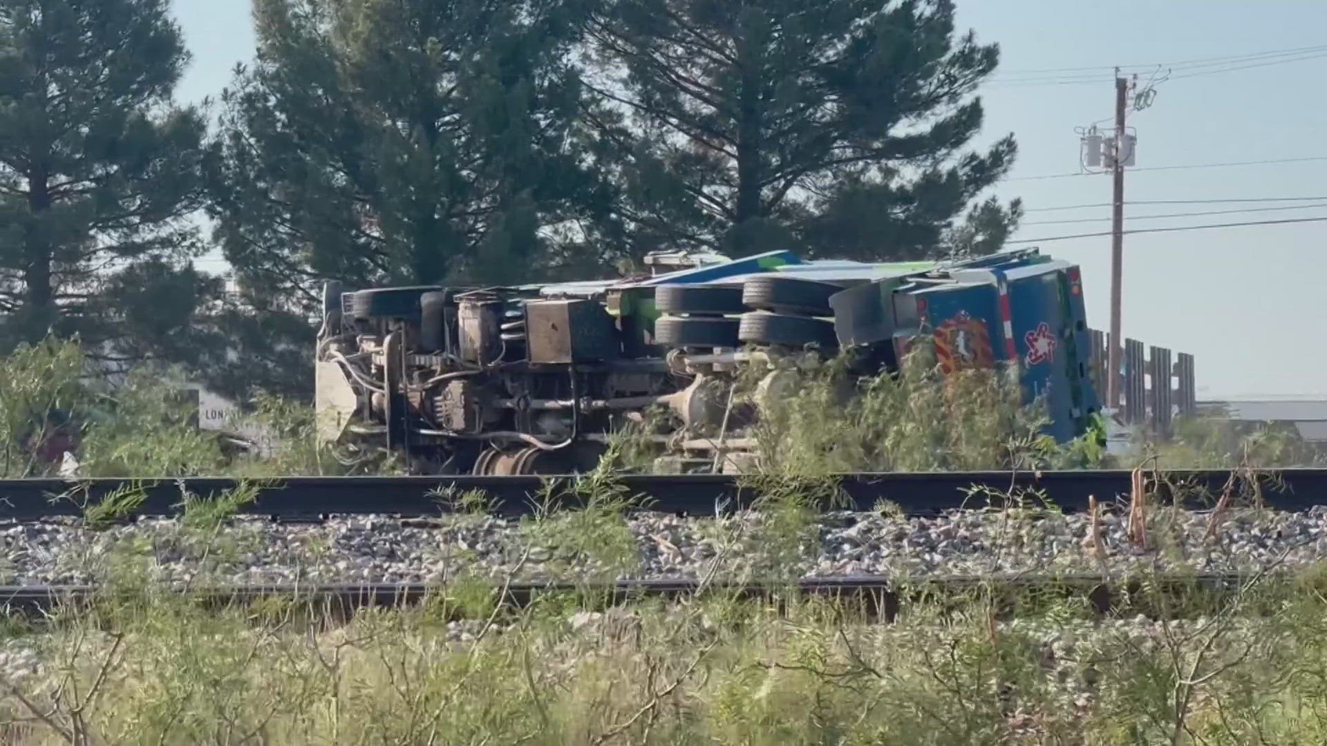 Garbage truck crash closes lanes on Business 20 in Midland County ...