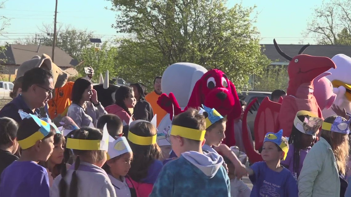Bunche Elementary hosts annual 'StoryWalk' parade to excite students ...