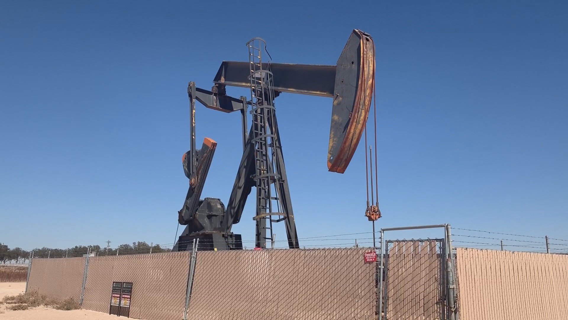 Diamondback reduces activity, plans to drop three drilling rigs ...