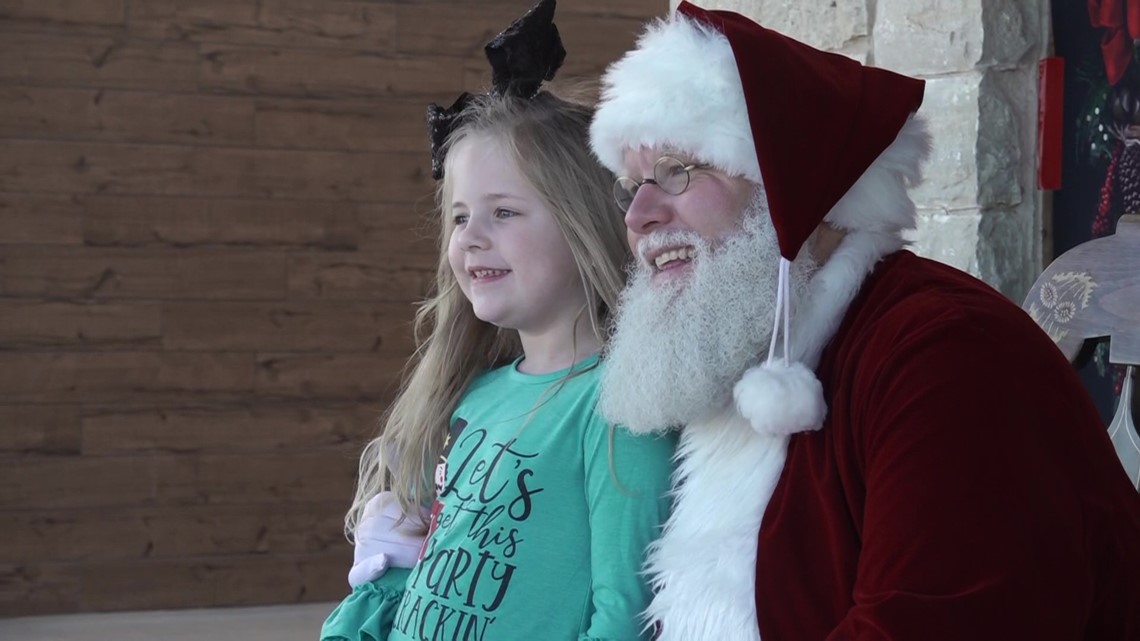 Mallory Buck Photography takes pictures of kids on Santa's lap ...