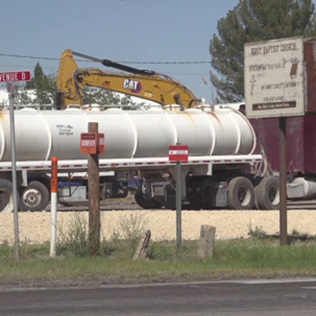 Grandfalls community advised to avoid area after surfaced oil well ...
