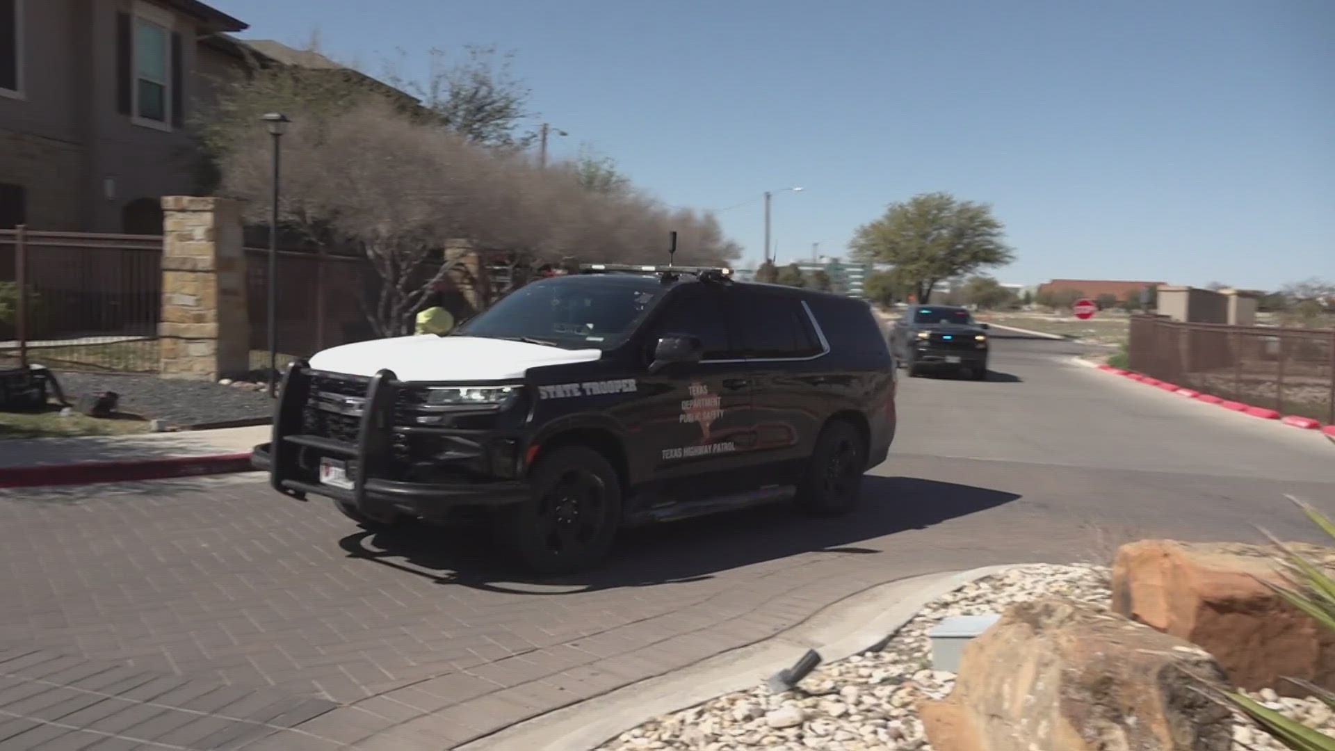 Texas DPS on scene of a hostage situation at Sundance Creek apartments ...